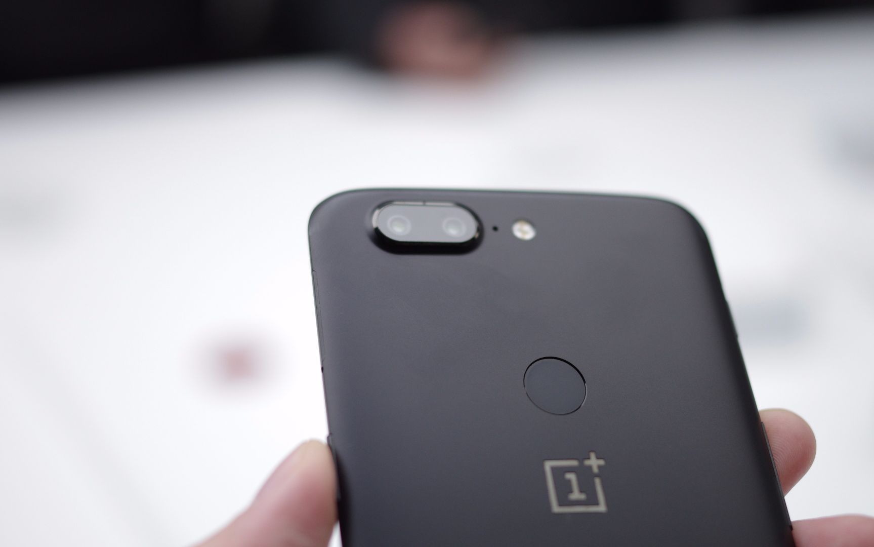 科技60秒:一加5确认支持面部识别解锁功能:只需看一眼