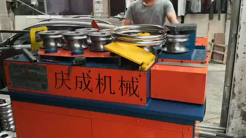 沧州庆成机械大棚弯管机不锈钢管弯圆成型。