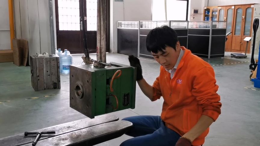 打工小伙做模具调试与维修,看他一天都干些啥,你是否体会过呢?