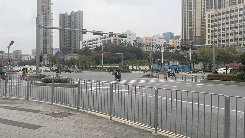 第一次说岀大众心里话,理发店装修富丽堂皇,是他们在那每天享受