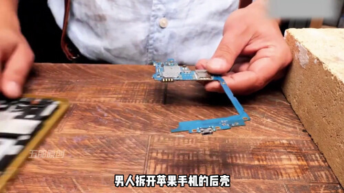 小伙取手机中的金属料,搭配玻璃做的宝石定制戒指,效果堪比真品