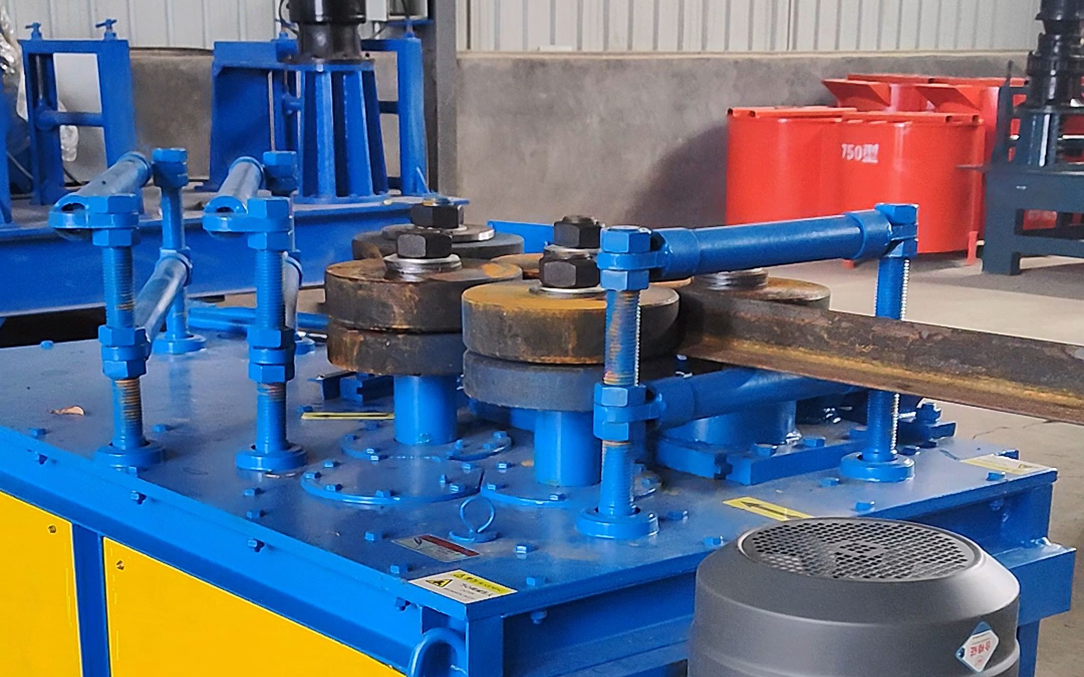 角钢卷圆机用于在常温状态下弯曲和变形金属型材,了解角钢卷圆机的...