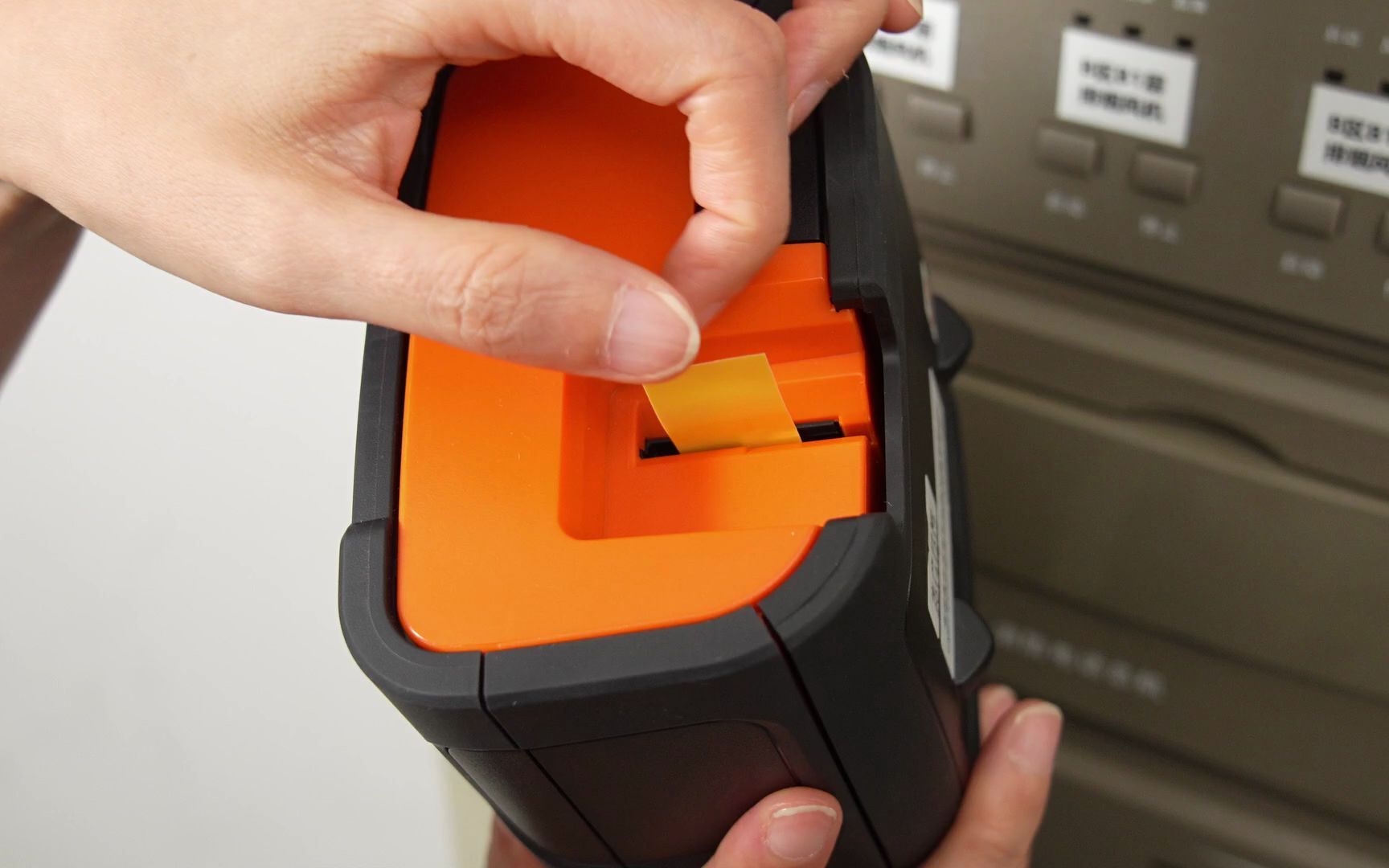 ...器上粘贴标签,一目了然第地看清重要按键。重要开关更要标识清晰哦