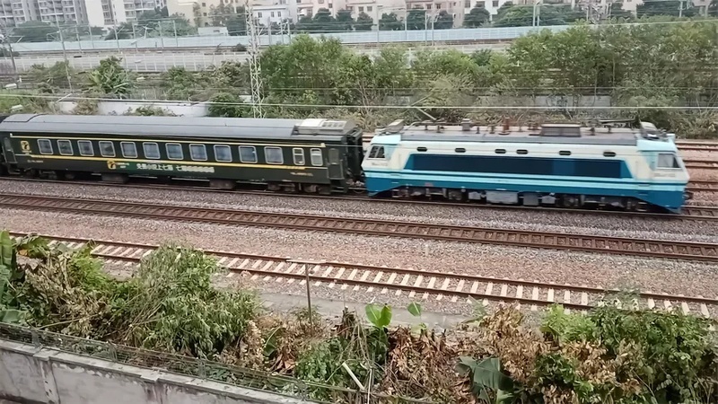 广铁广段SS8牵引K302次列车从广州北站通过