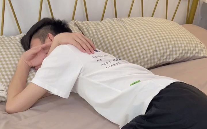 男朋友生气了怎么办 撒撒娇就好啦情侣 高甜情侣 恋爱