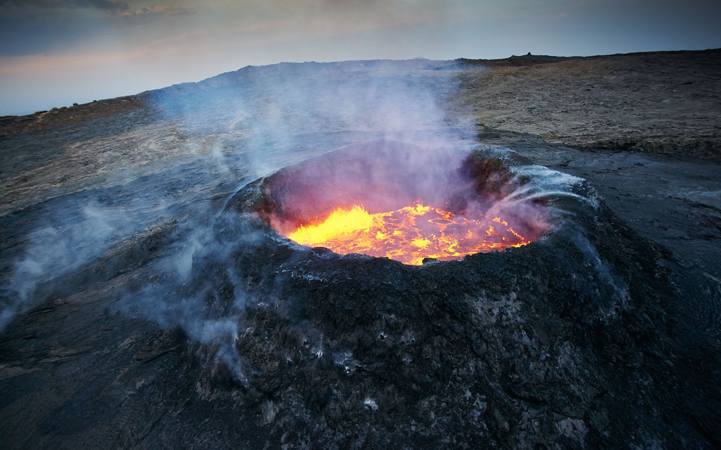 假如不停的往活火山里灌水,火山会熄灭吗?看完大开眼界
