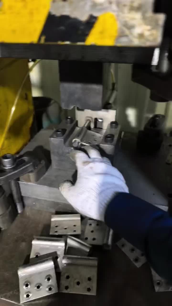 哇,自从有这个后面的气缸推出来,这样做就安全了#合页模具,#合页整形...