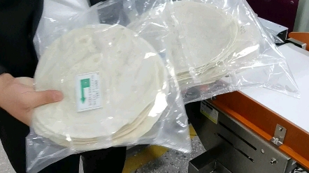 ...产品包装好过一遍金属检测机,为食品安全把关#广东佛山包装设备...