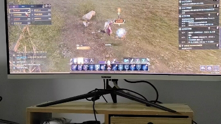 王权与自由自动挂机,只能挂低等级地图一天升两级。掉几件绿装