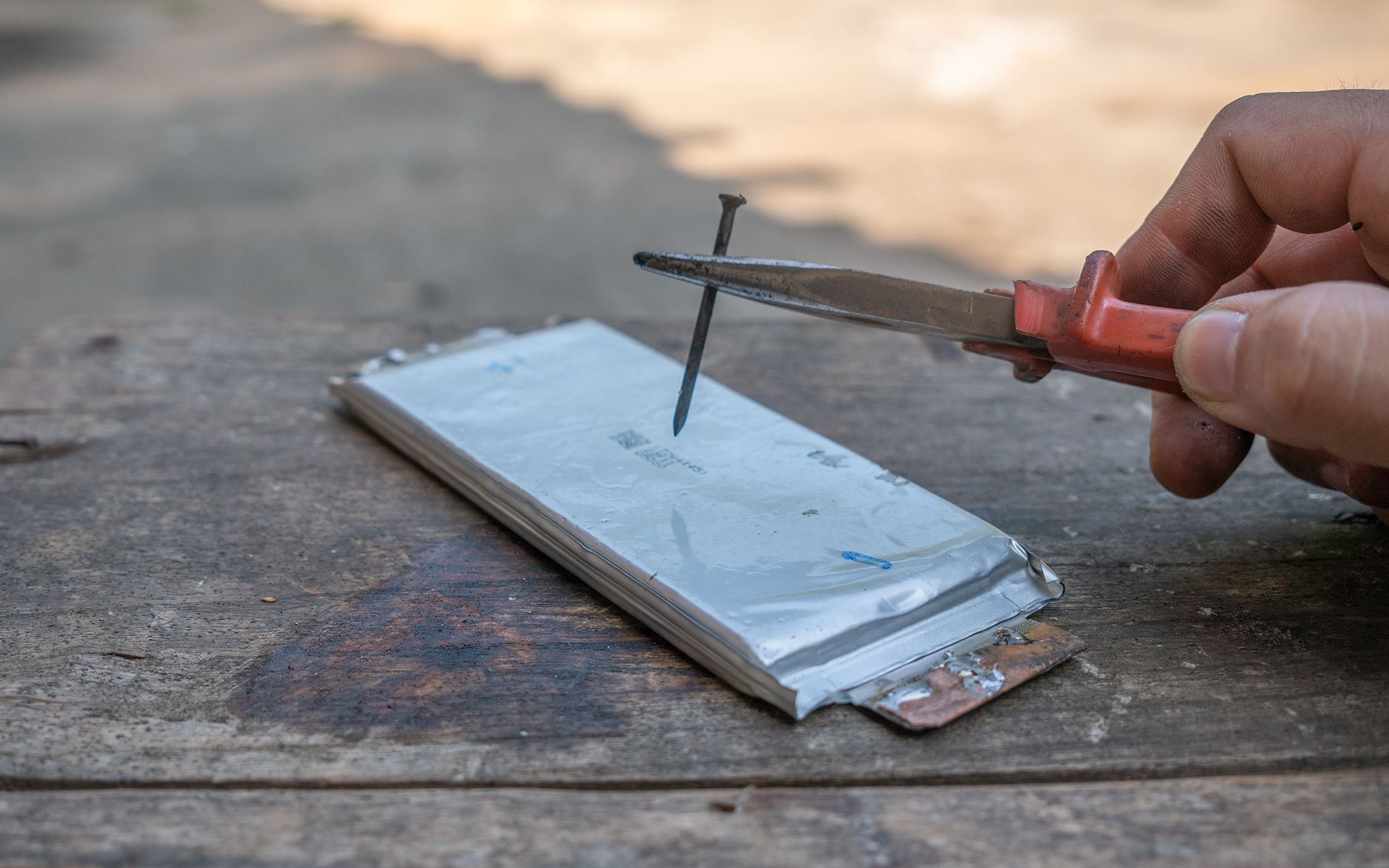 用钢钉刺穿没电的锂电池,电池会爆炸起火吗?