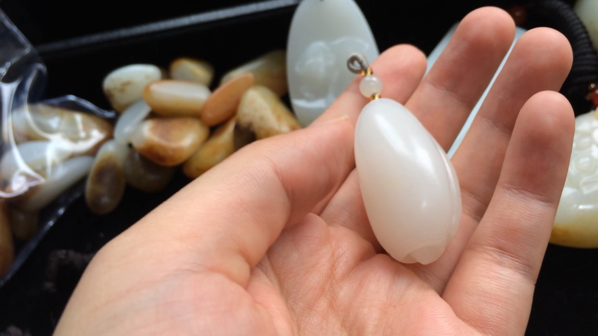 揭秘和田玉真实价格,2块看似相同的和田玉价格差别大。