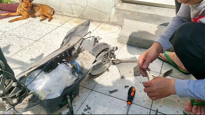 代驾用的踏板电动车坏了,看大神如何将其修复,