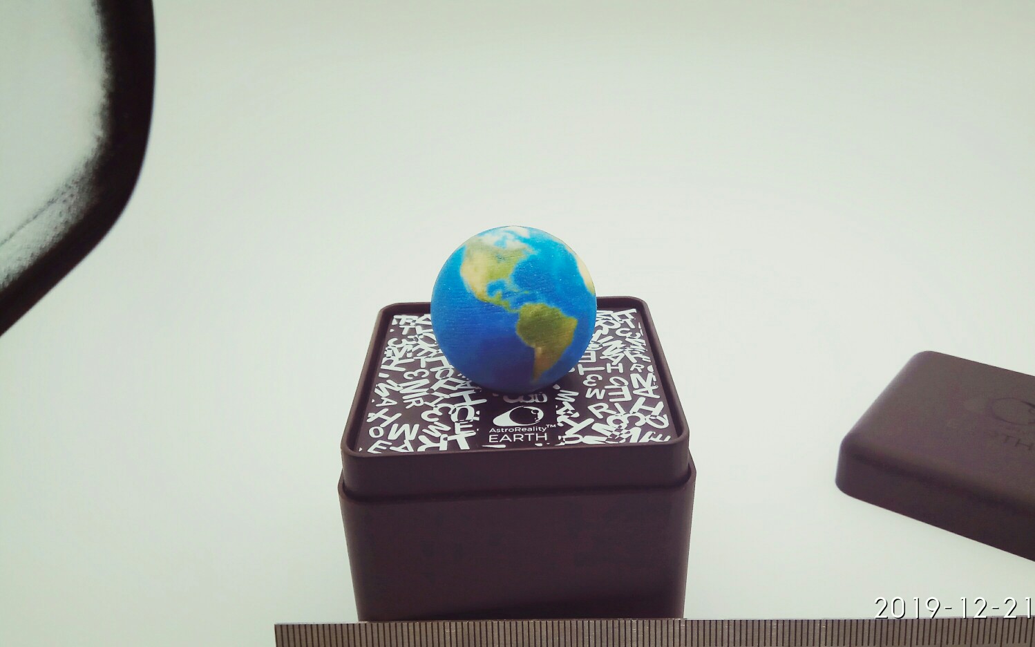 测评一款特别迷你的 AR 地球 模型,猜一猜它到底有多小呢?