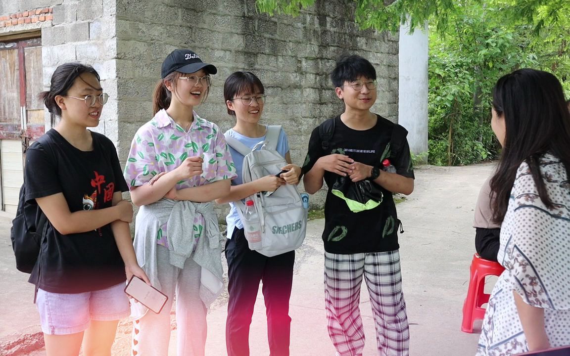 南师大学生深入安徽农村地区,与村民进行亲切交谈