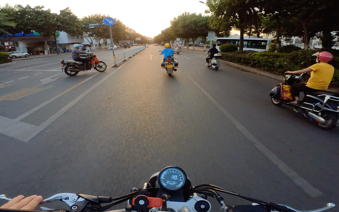 过个红绿灯就像在突破敌军包围圈…