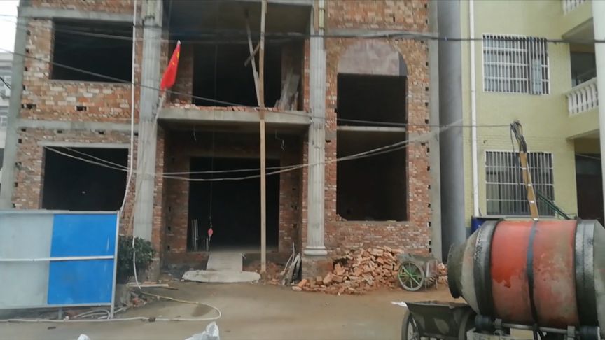 农村建房主体结构已完成,工地房子即将封顶,农民工老三带您看看