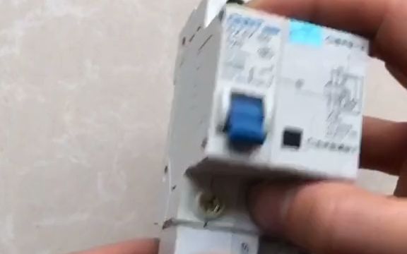 空气开关和漏电保护装置组合方法