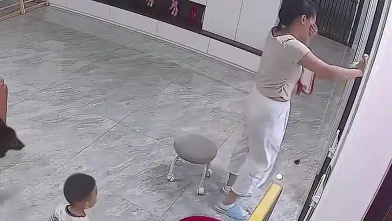 贴个标志吧,玻璃门下撞得眼冒金星