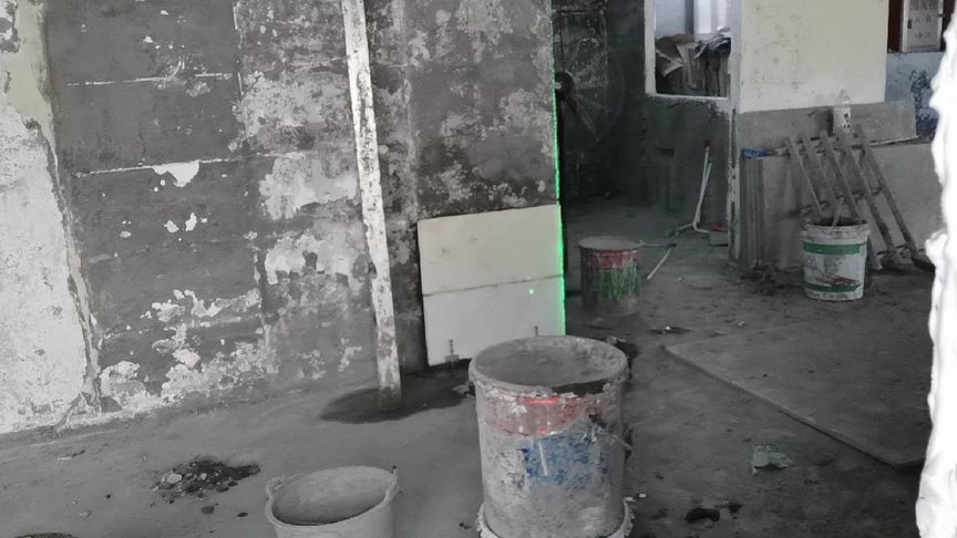 铺贴第一块瓷砖确定整面墙的铺贴厚度方法