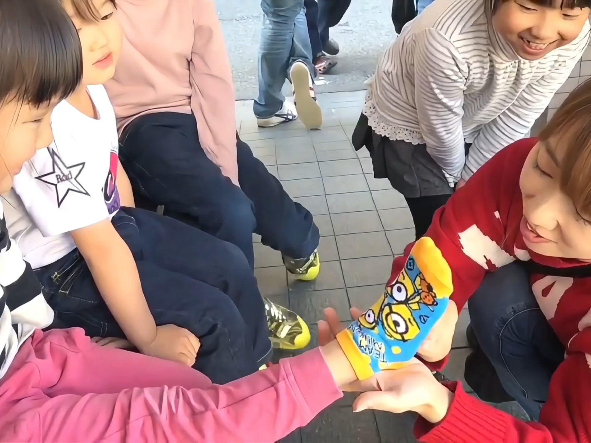 老师和学生一起玩挠痒痒的小游戏!