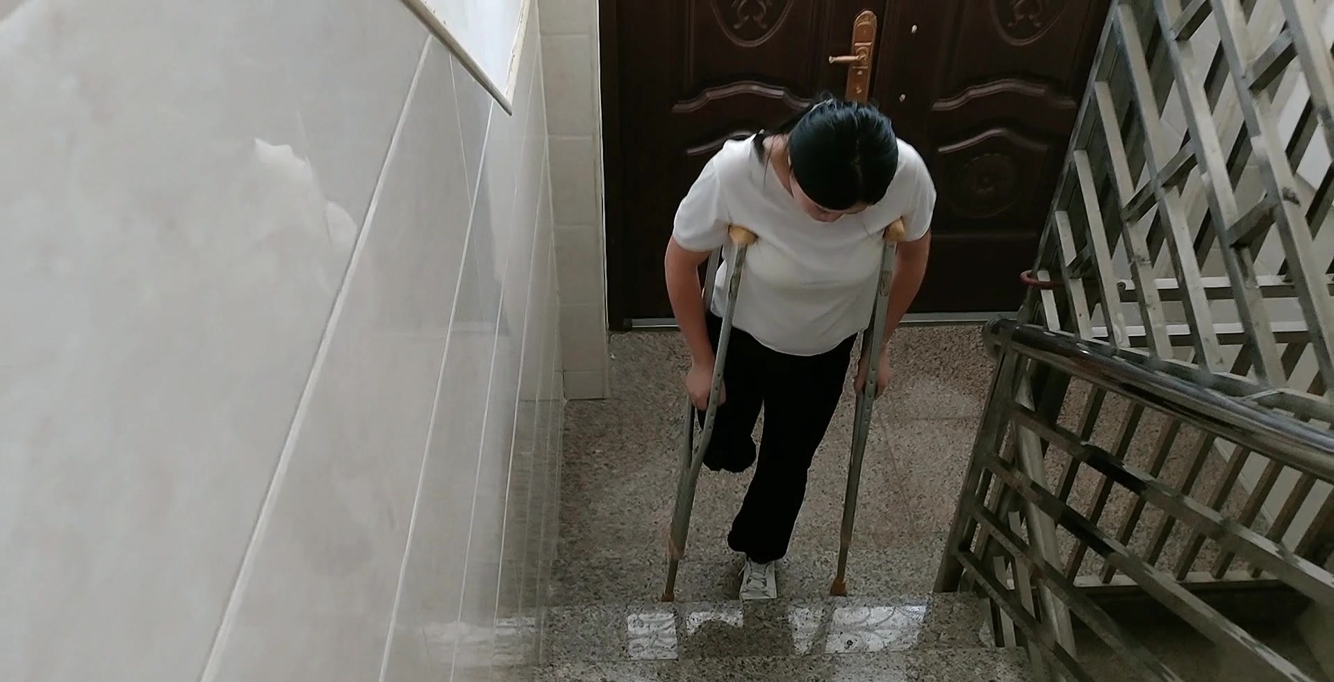 啥时候才能学会单拐上楼呀 #截肢姑娘 #假肢女孩