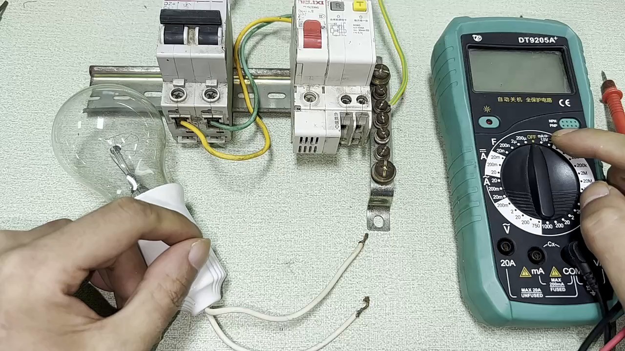 做个小实验,火线地线电压220V,接个灯泡能正常用吗