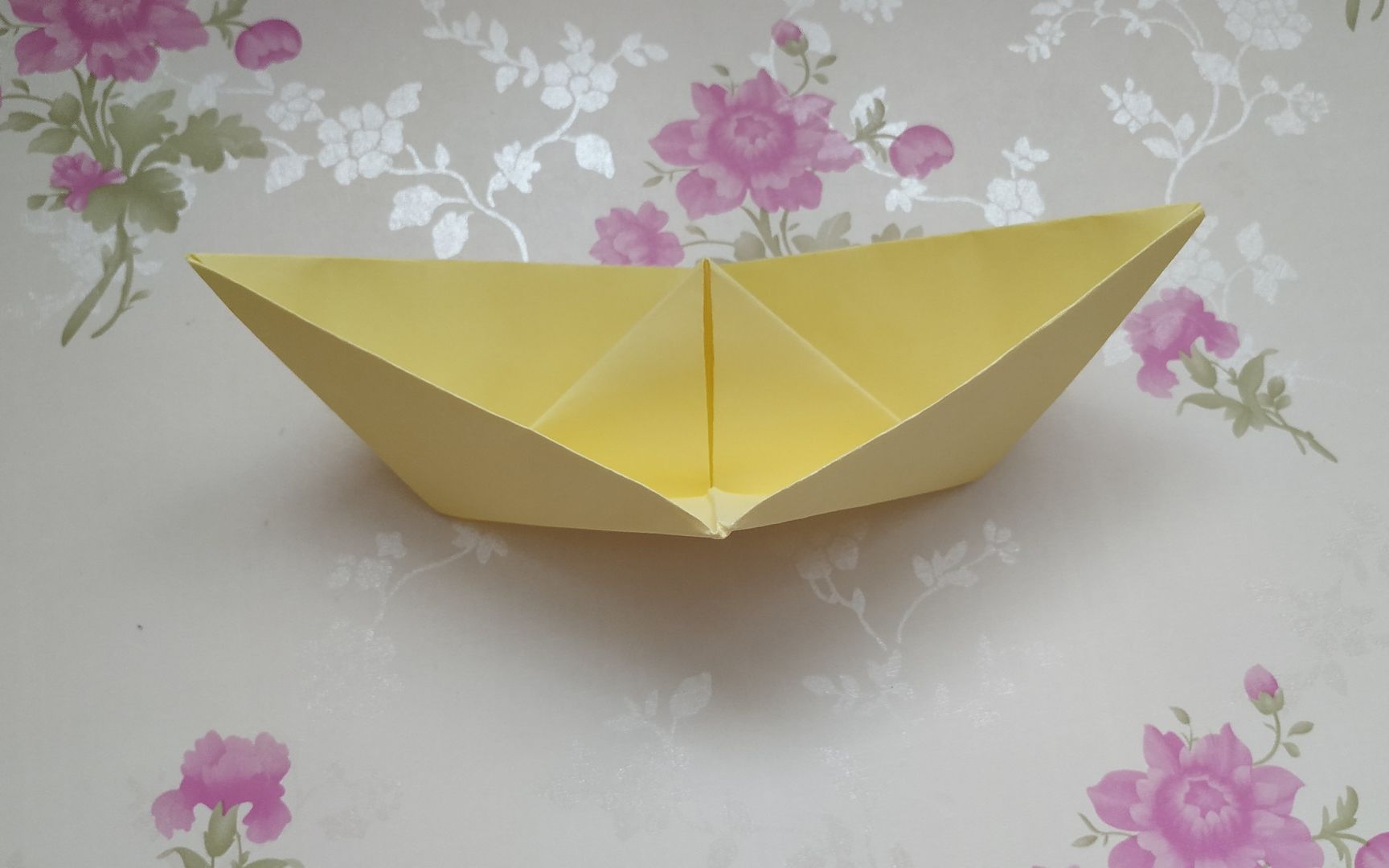 手工折纸DIY,如何折叠一只纸船,超级简单的纸船折法