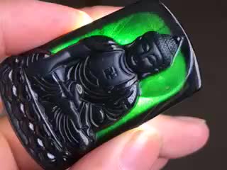 天然翡翠,墨翠大日如来,黑度黑,质地细腻,打灯透绿