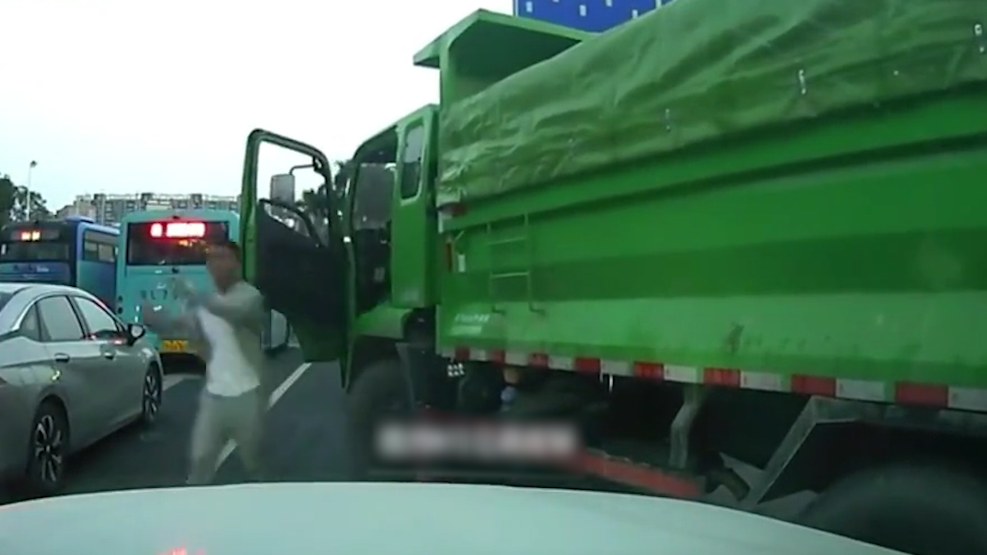 疑似未给渣土车插队,轿车被追当街别停三分钟,司机跳车指骂