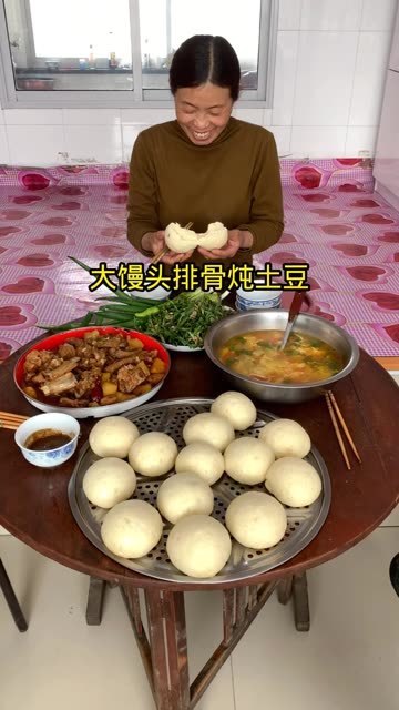 今天来老舅家旋地老妈蒸的大馒头炖的排骨土豆太香啦