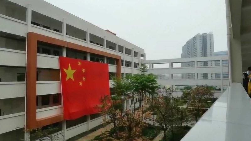 南宁一学校开学师生举行特殊升旗仪式