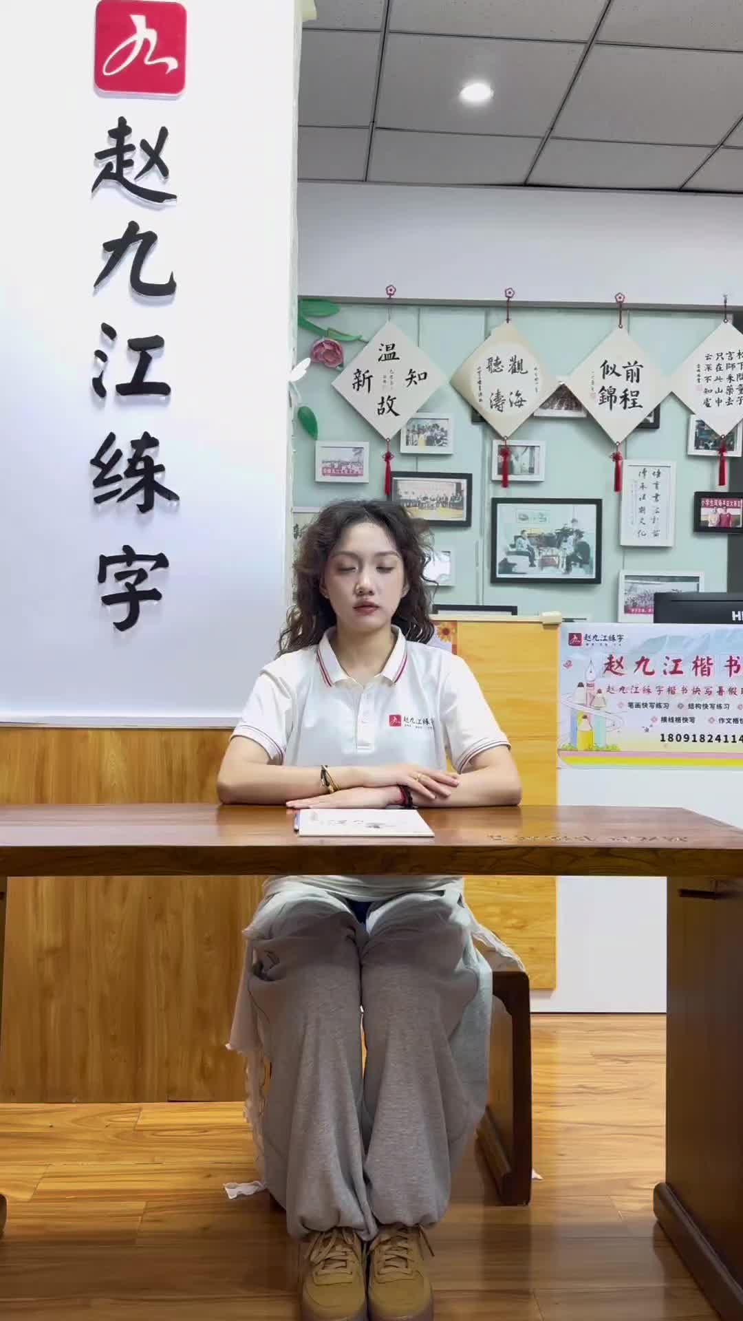 ... 正确的坐姿:头摆正,身挺直,肩平臂开足安稳。 正确的握笔姿势:拇指...