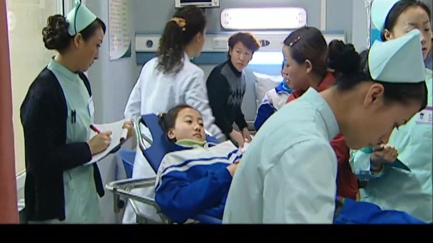 学校孩子集体食物中毒,学校校长一下子气倒,校长:愧对孩子父母