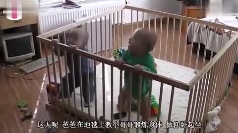 ...教小哥哥做仰卧起坐,接下来一旁小宝宝的动作,爸妈快笑翻了 - 宝宝学...