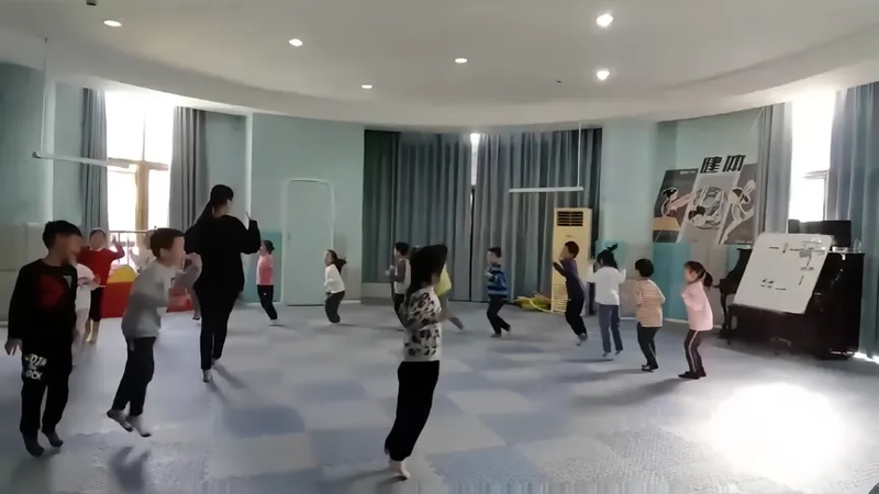 大班体育健康体操《有趣的小炮仗》视频+教案+音乐+反思