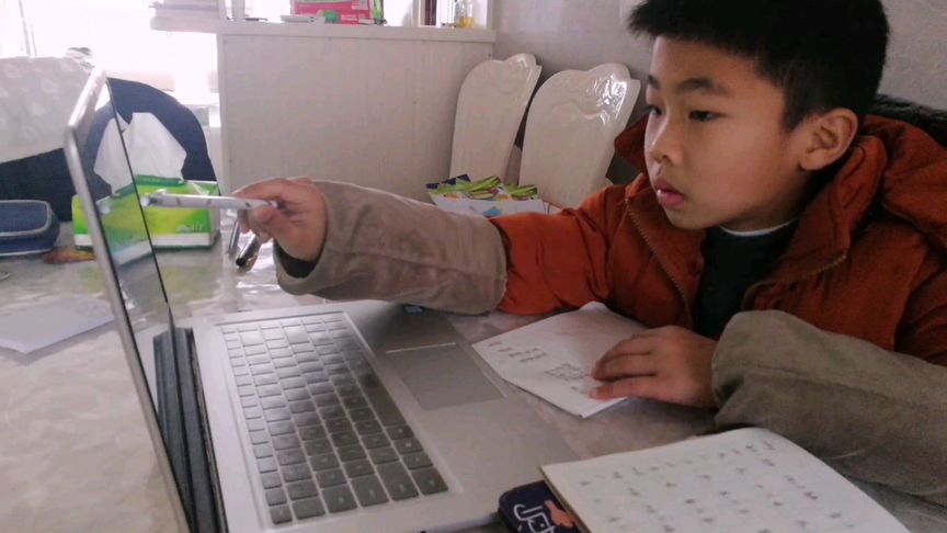 小孩在家才上四天网课,就开始怀念学校上学的日子