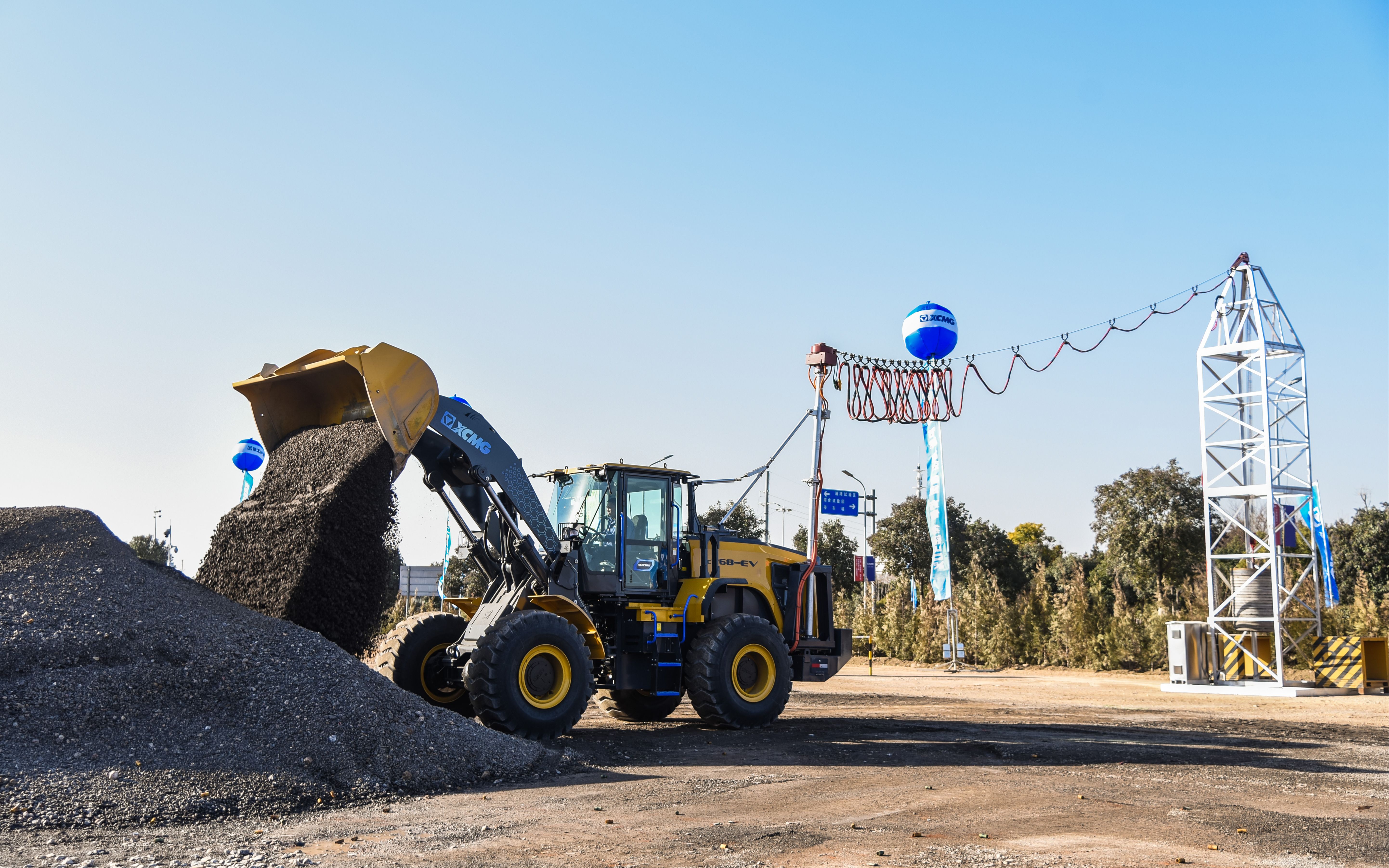 真24H续航,不用电池的纯电动装载机长这样——XC968-EV拖线式电动...