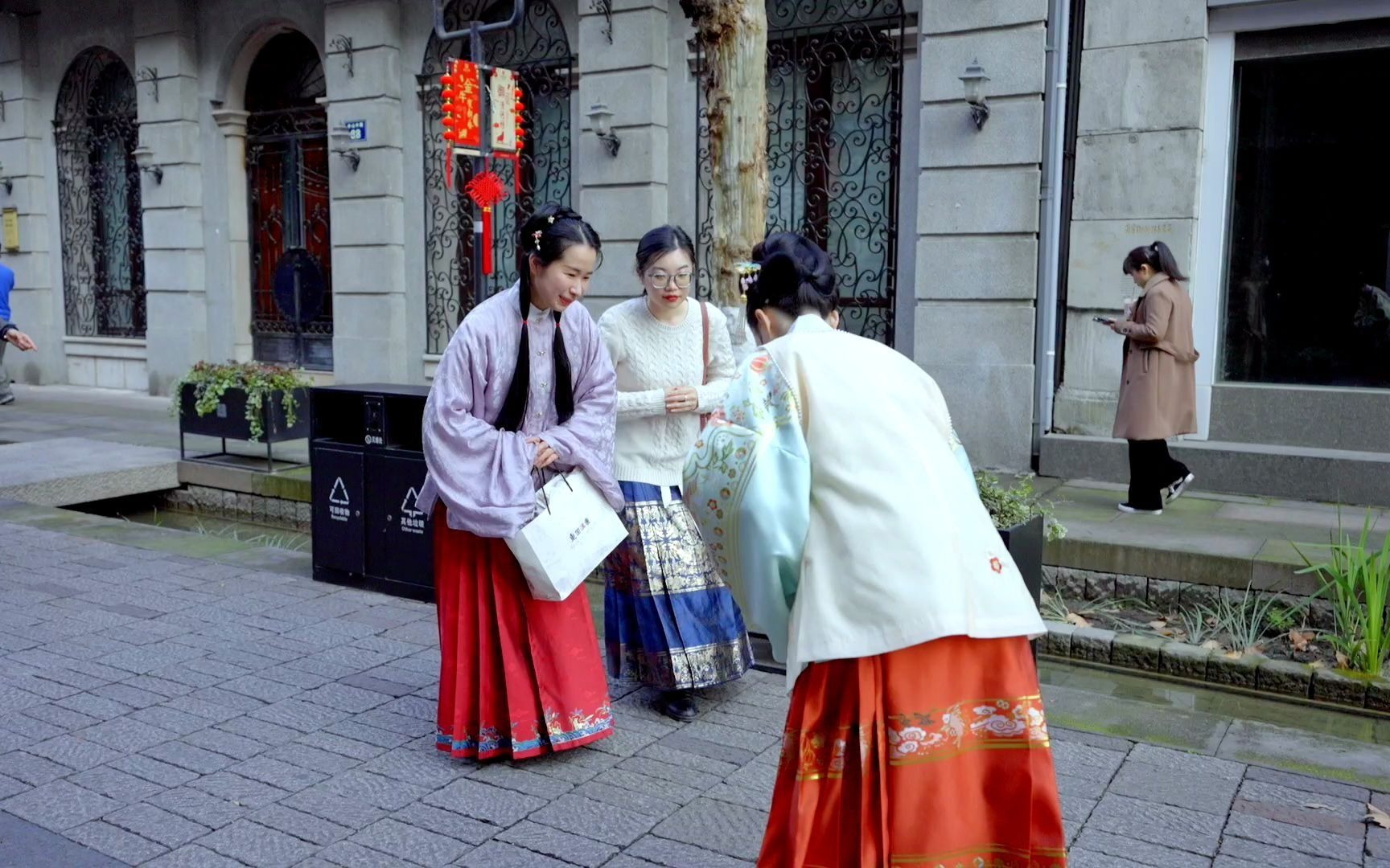 中国传统礼仪文化并没有因为时代的更迭而缺失,见到穿汉服的同袍你...