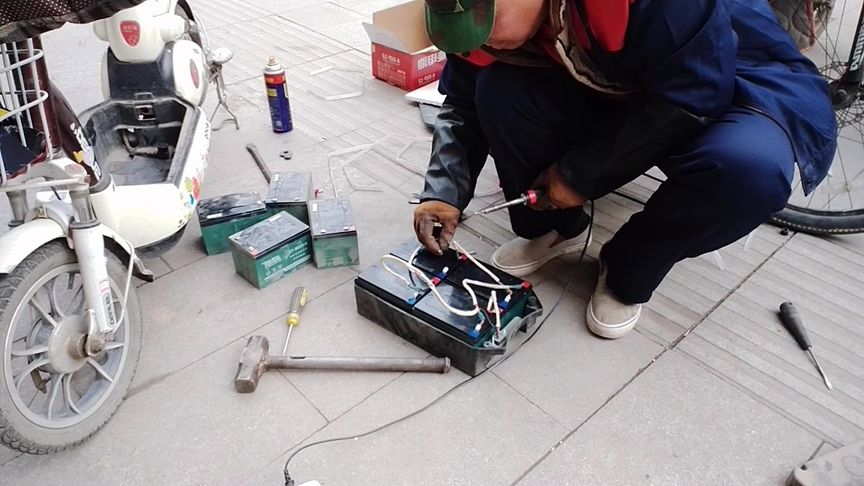 用电烙铁怎样焊接电瓶?焊接时应该注意什么?现在就告诉你!