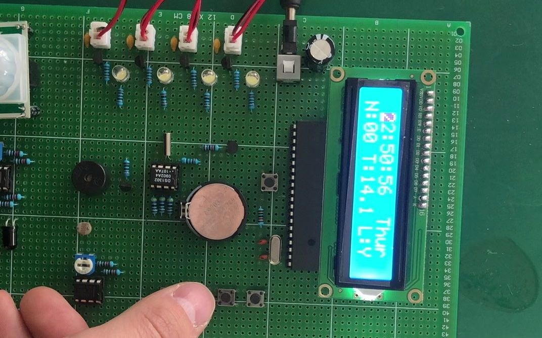 1102-教室节能控制系统的设计(光照+温度+人体+人数(新)+4个风扇...