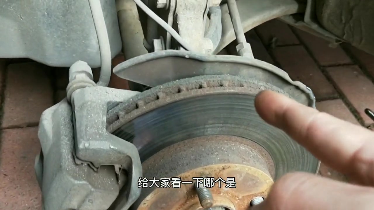 汽车仪表亮ABS灯,好多车主很害怕,一定要重点检查轮速传感器。