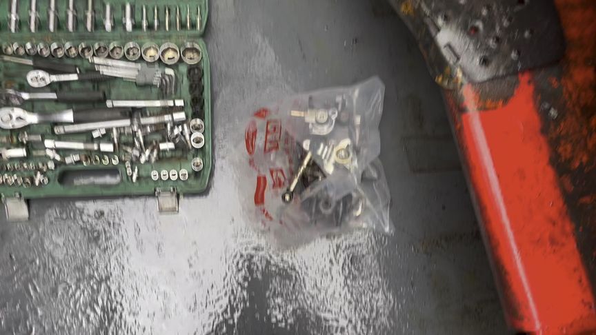 今天搞一台林德叉车,空间又窄又脏