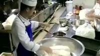 5星级酒店的厨房,原来也会干这事,还是自己做着吃安全!