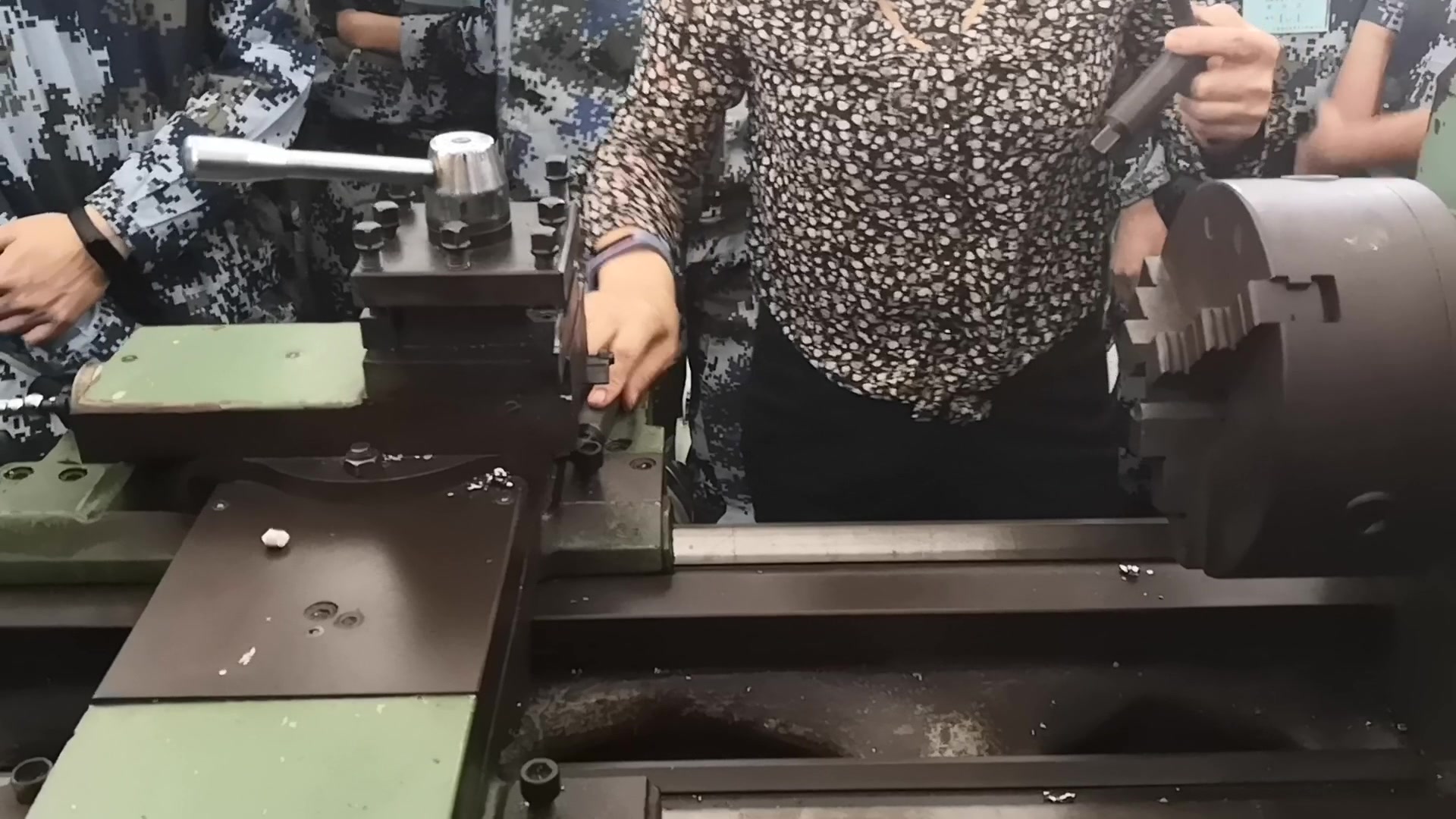 金工实习 车削加工—利用机床车削弧面,包括退刀槽切削以及横向纵向...