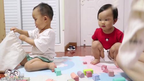 双胞胎模仿妈妈给妹讲绘本,叽里咕噜乱讲一通,一本正经地太逗了