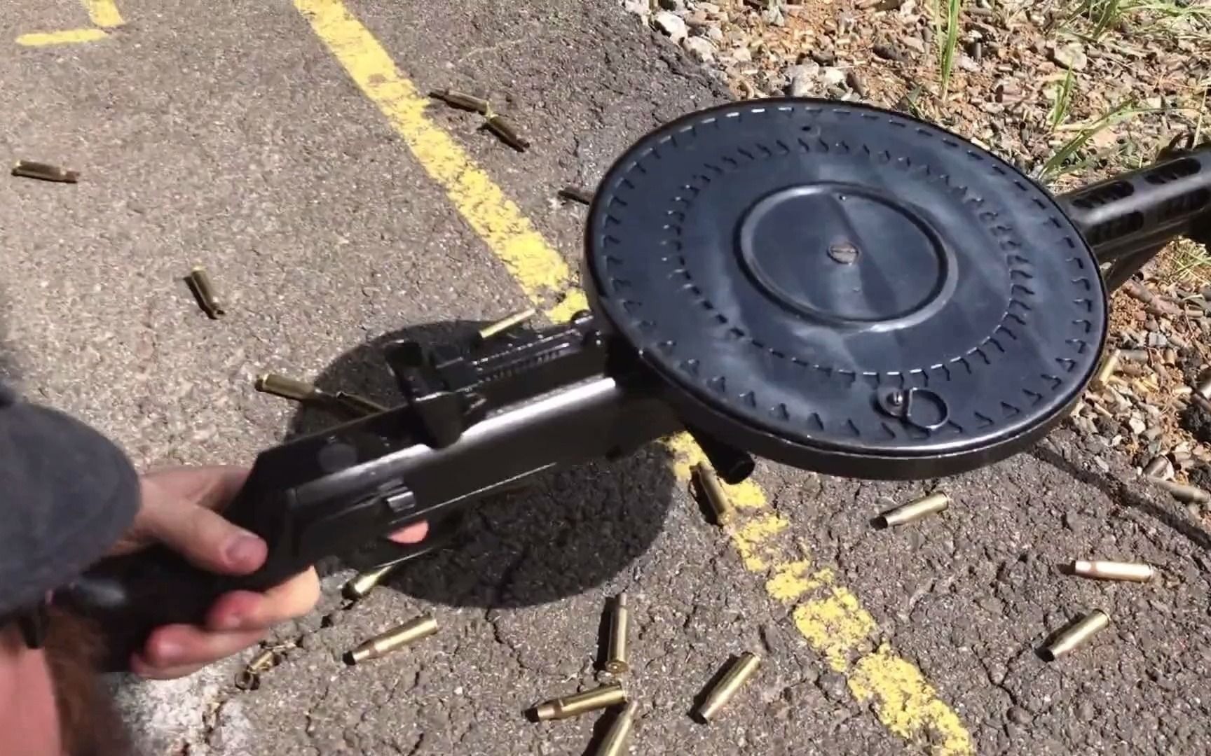 你们小瞧大盘鸡了!DP轻机枪,号称是德国MG42“克星”