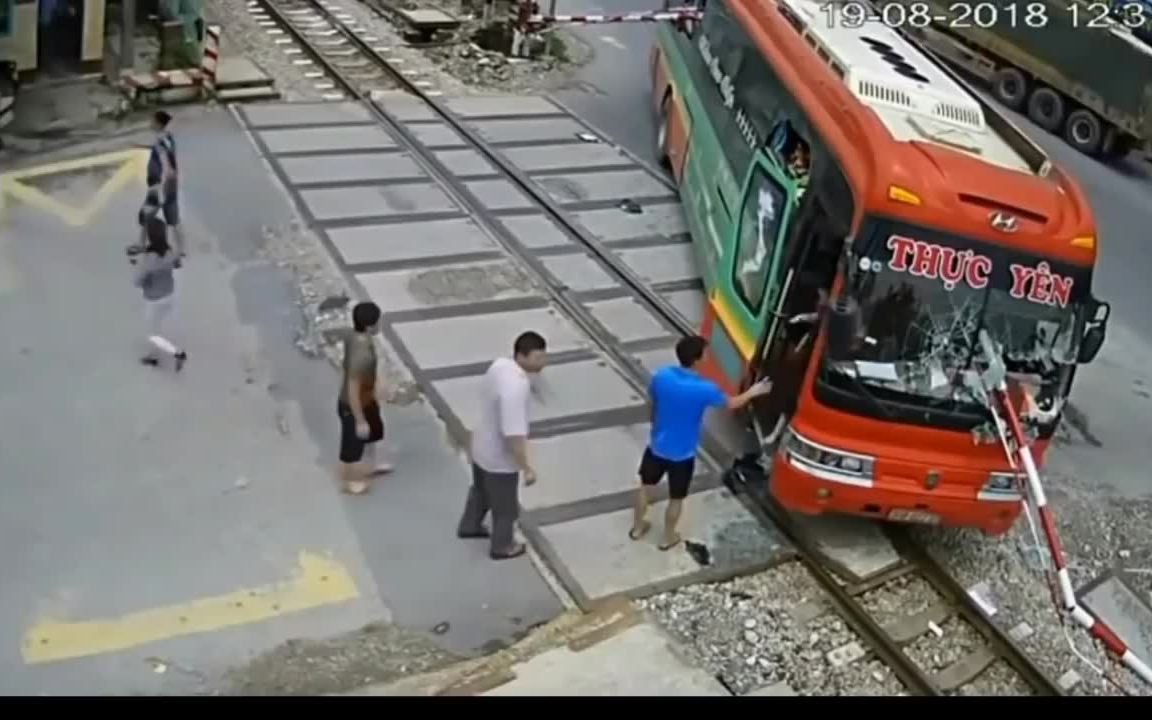 30个巴士客车失误车祸瞬间