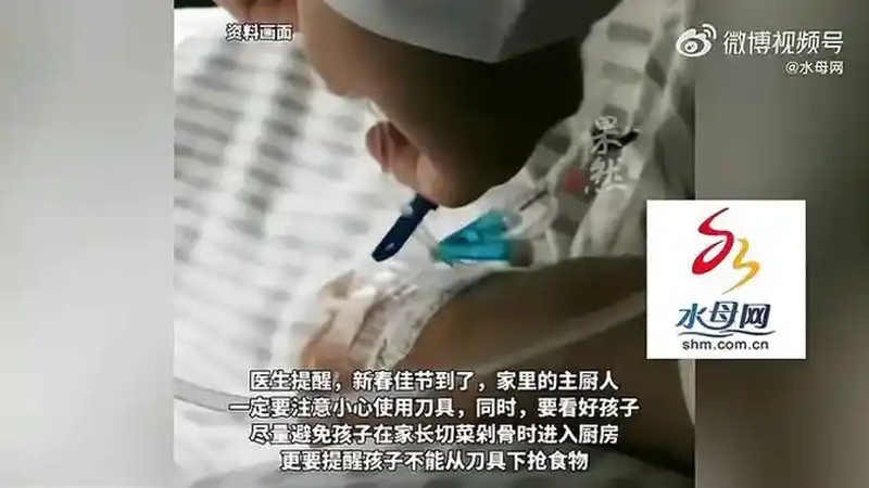 近日,广东清远,4岁男孩小房(化名),陪着妈妈在厨房做饭,妈妈则一边看着...