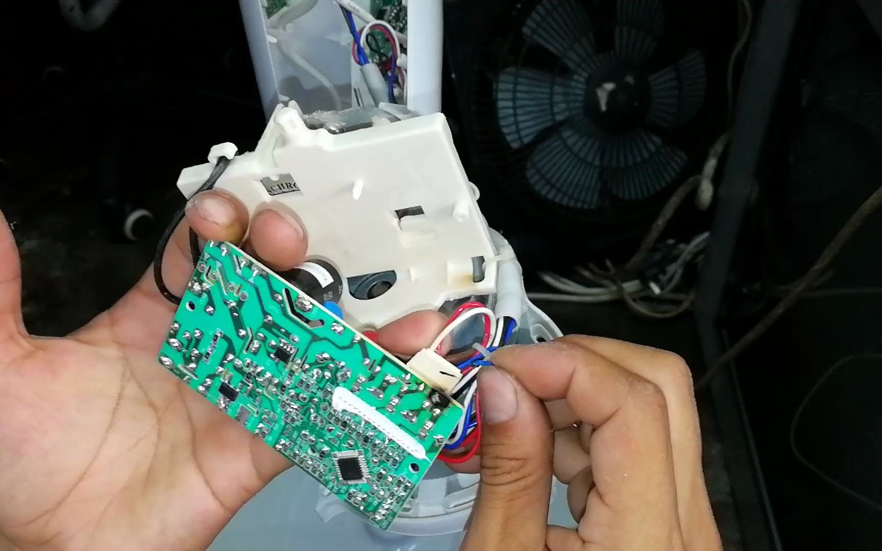 电风扇转的慢,以为是电容或者电机问题,没想到不花钱就修好了