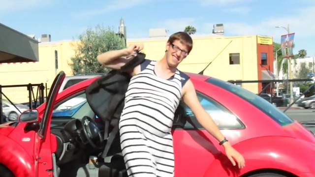 男人装扮孕妇,终于知道女人怀孕是什么感觉!其过程极搞笑